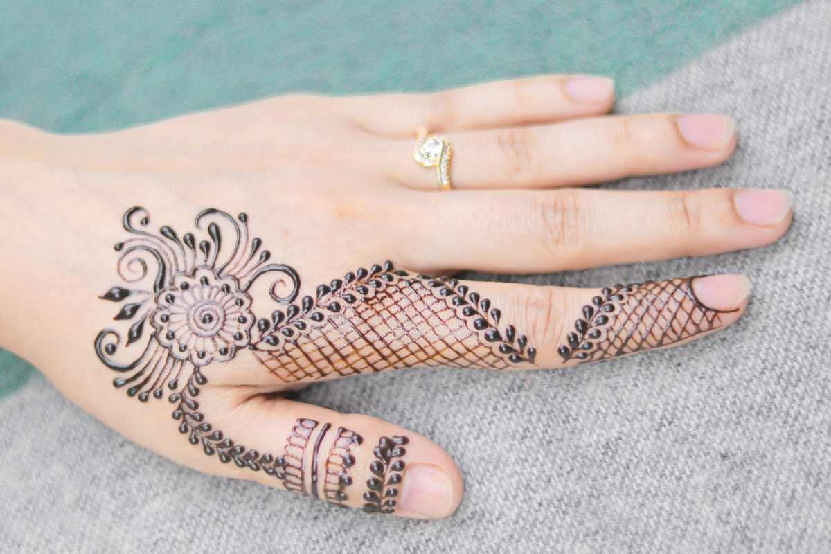 Back Hand Flower Mehndi Design Easy and Beautiful - Oh Loved